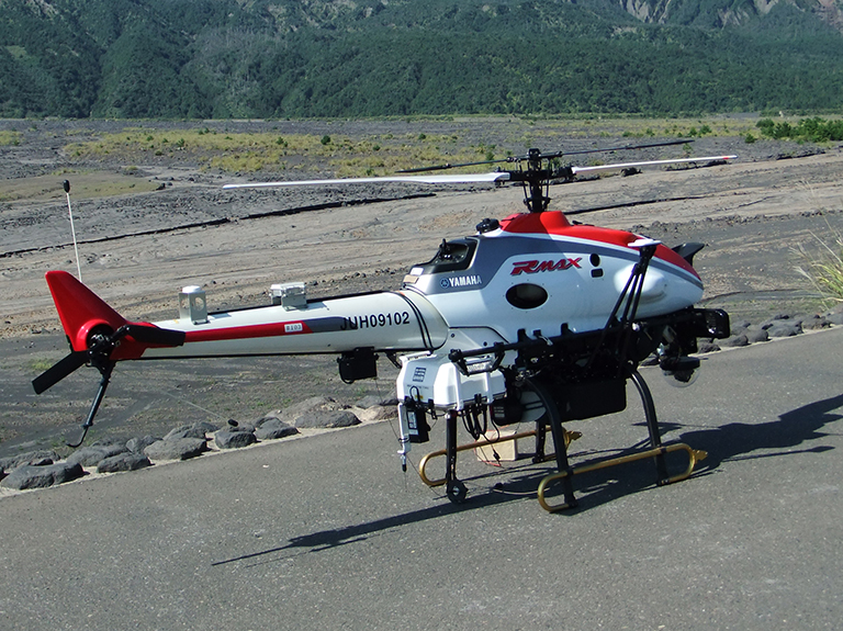 自動飛行型RMAX / 災害観測等で活躍できる自動飛行型産業用無人ヘリ - 無人システム | ヤマハ発動機